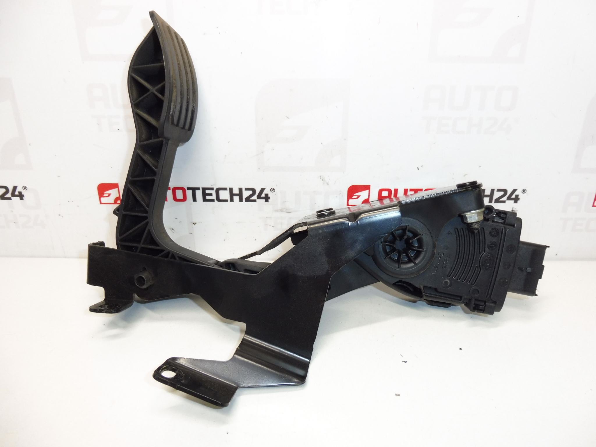 Plynový pedál HELLA Citroën Peugeot 1401280880 1601CF | AUTOTECH24.cz